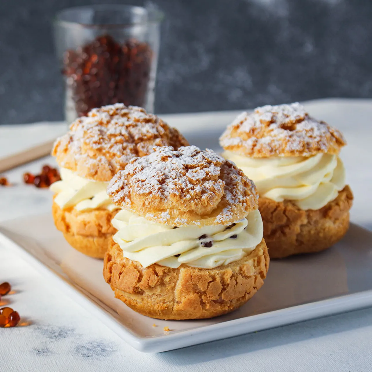 Choux Con Crema Diplomática y Smoobees Caramelo - Puratos